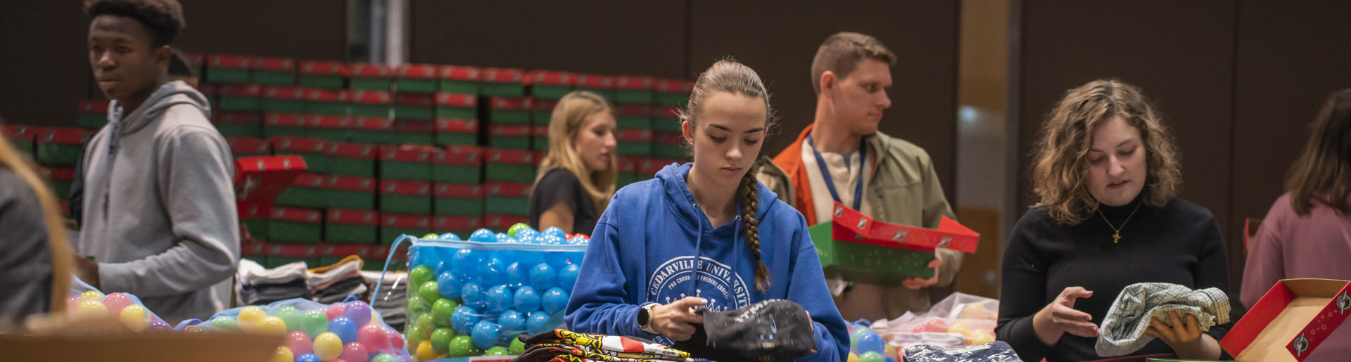 Christmas Giving: Students Pack 1,000 Shoeboxes for Operation Christmas ...